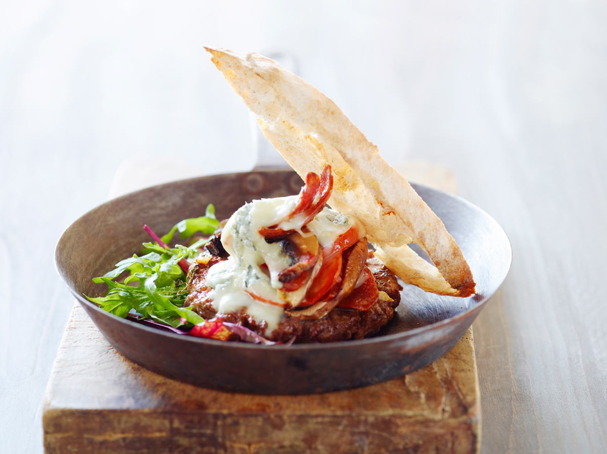 Portobelloburger med ost, chorizo og salat - Danish Crown
