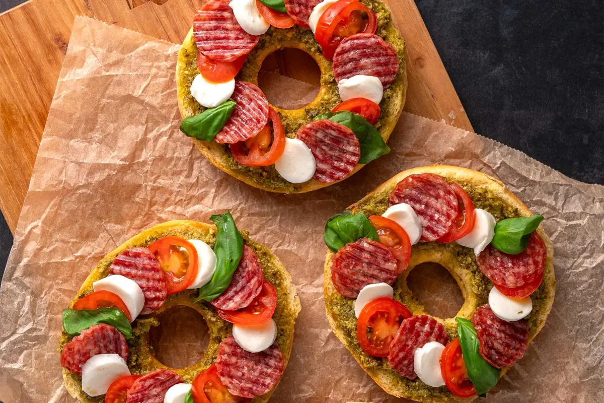 Bagel med pesto och salamichips - Danish Crown