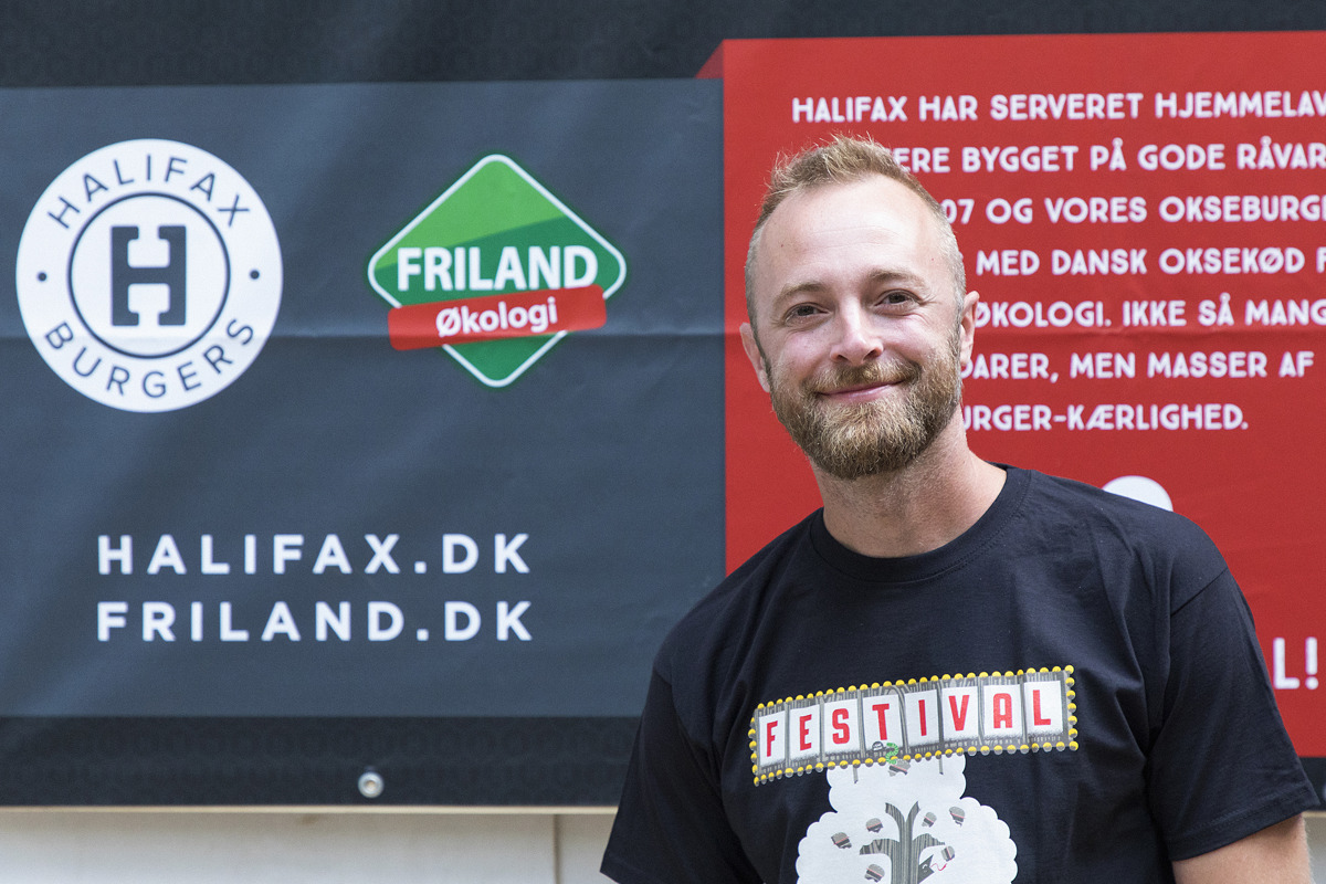 Duften af økologiske burgerbøffer fra Friland spreder sig i bøgeskoven ...