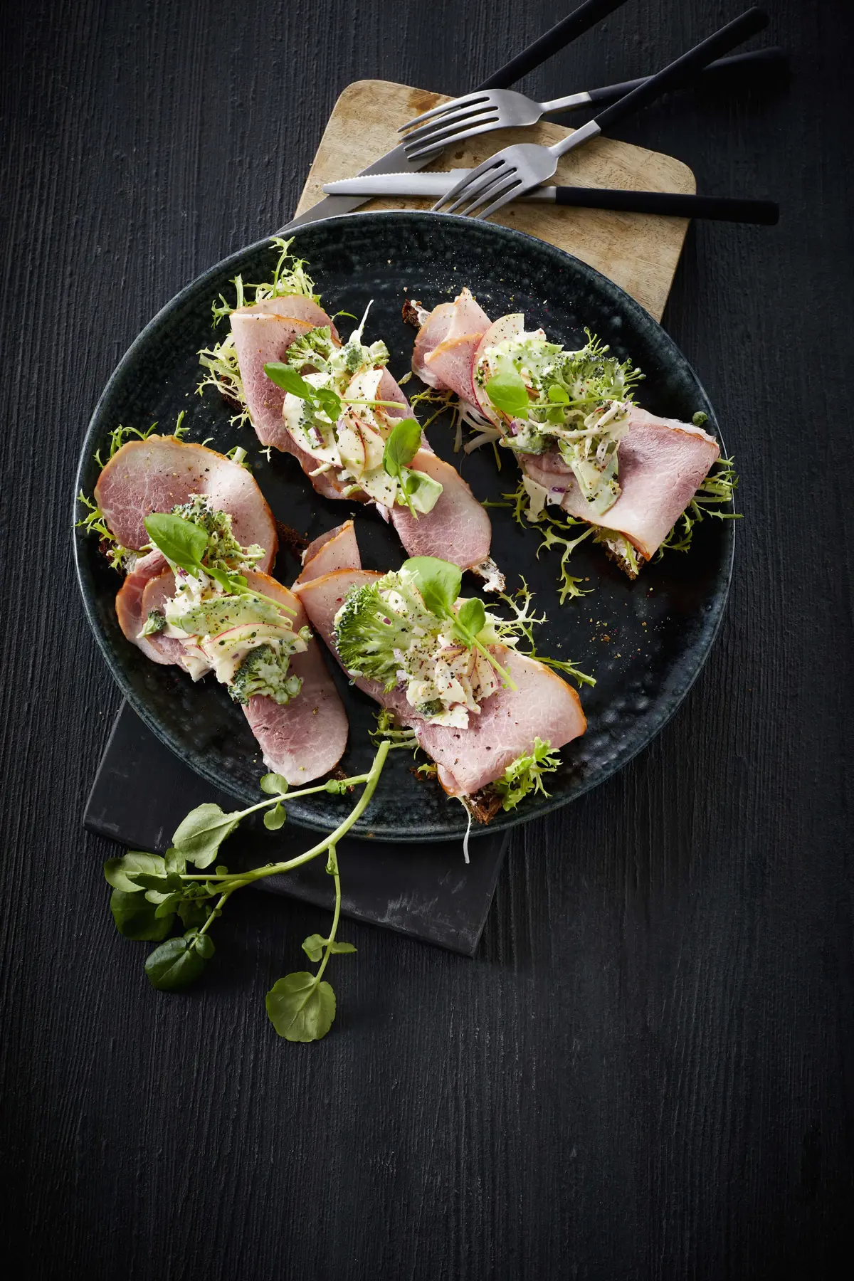 Rugbrødsmad med ålerøget skinke og broccolisalat - Danish Crown ...