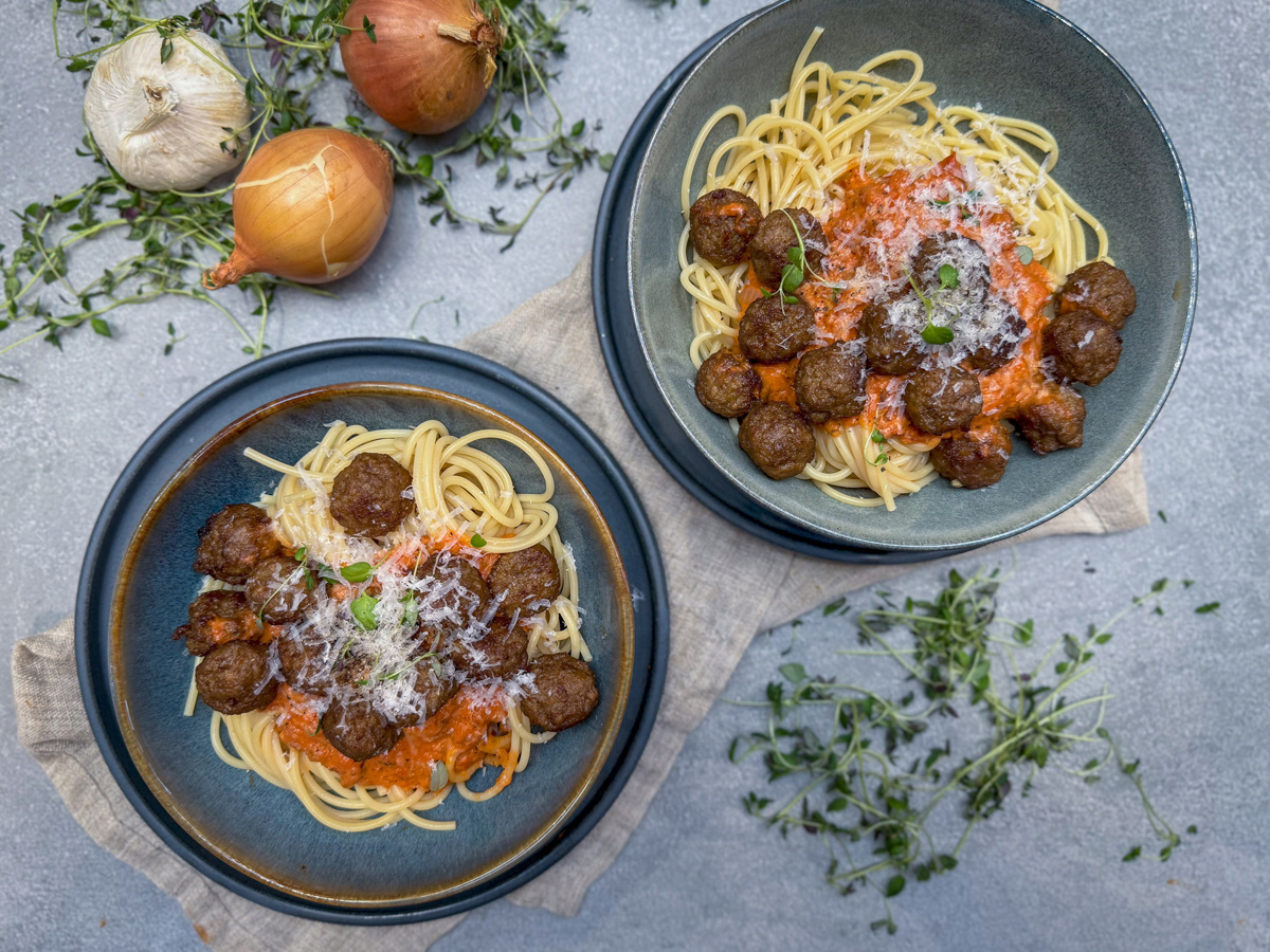Pasta med cremet tomatsauce og Meatballs - Danish Crown