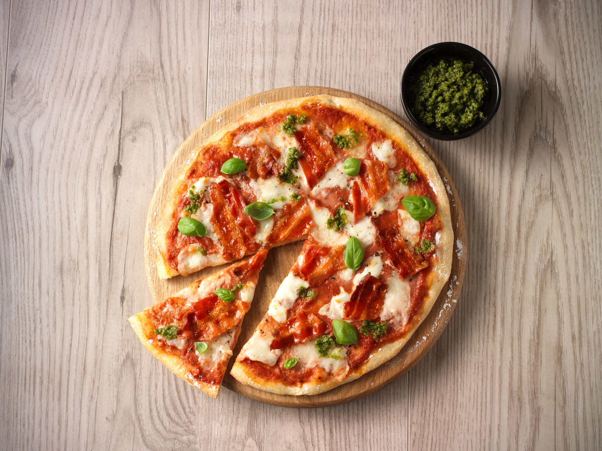 Pizza med mozzarella og pesto - Danish Crown