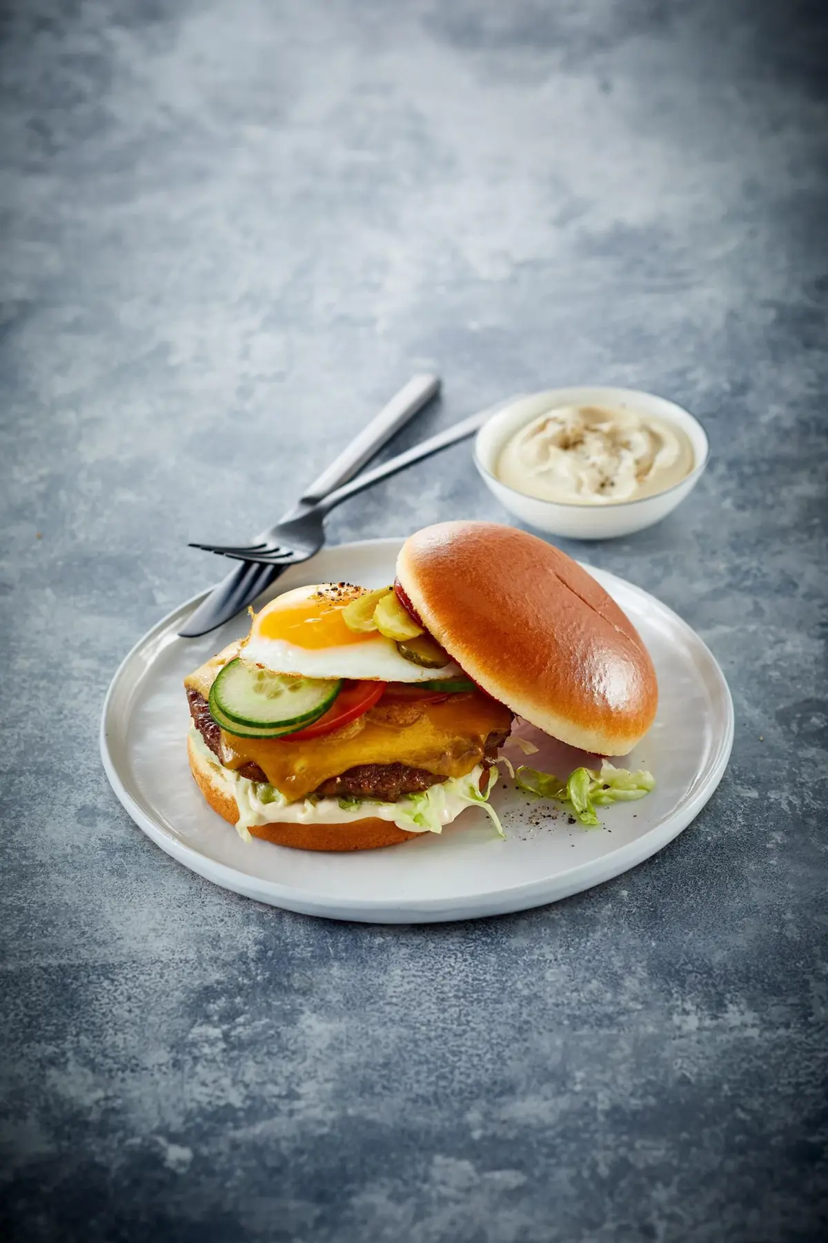 Burger med spejlæg, ost og kryddermayo - Danish Crown Professional