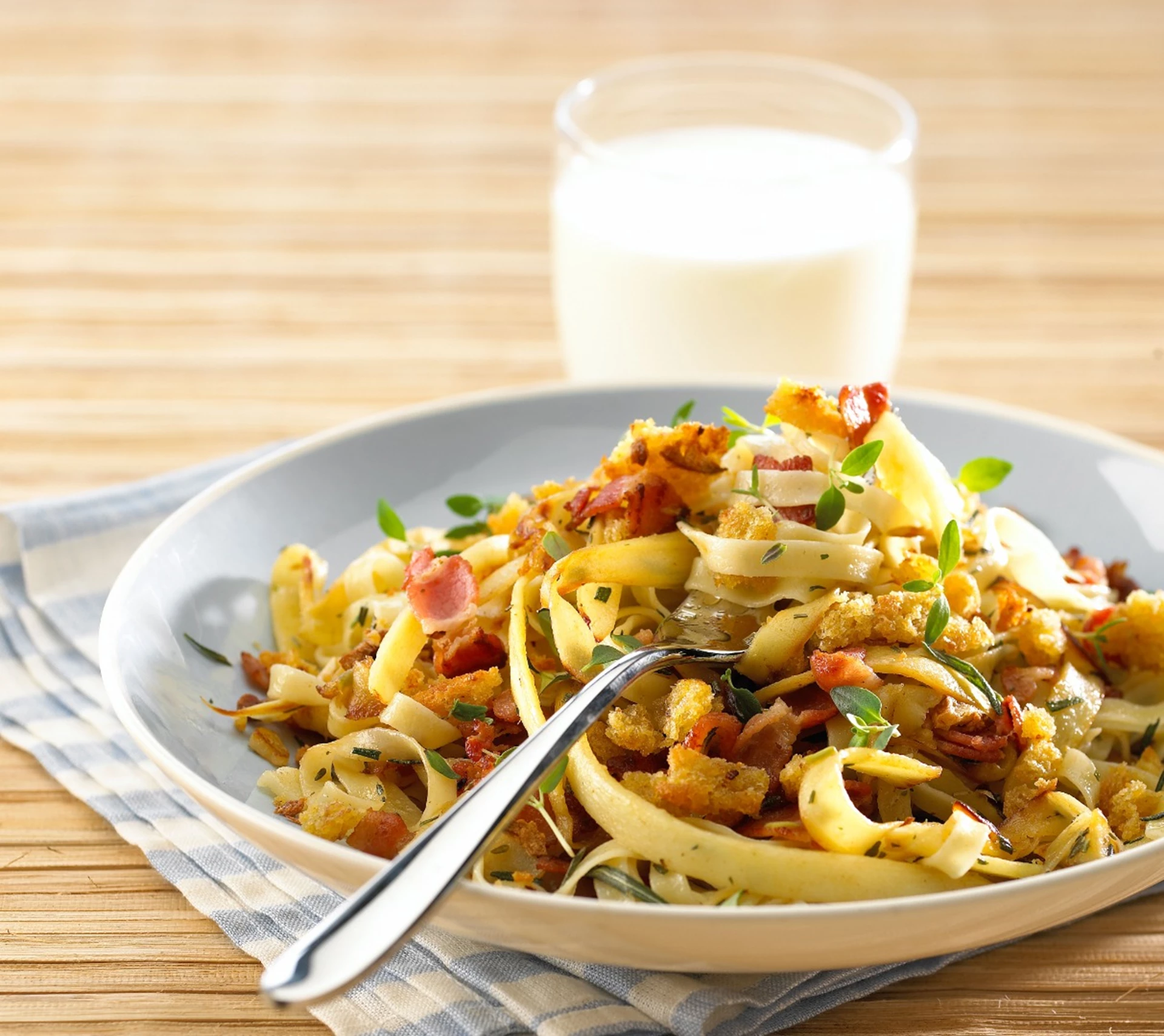 Pasta med pastinak, bacon og sprød brødkrumme - Danish Crown Professional