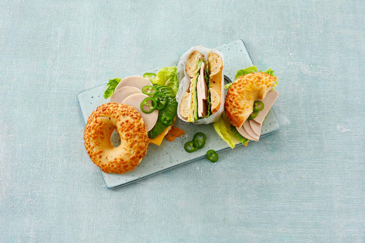 Chili cheddar bagel med fyld af kylling og avocado - Den Grønne Slagter ...