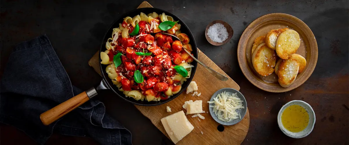 Röd pölse pasta med tomater och basilika - Danish Crown