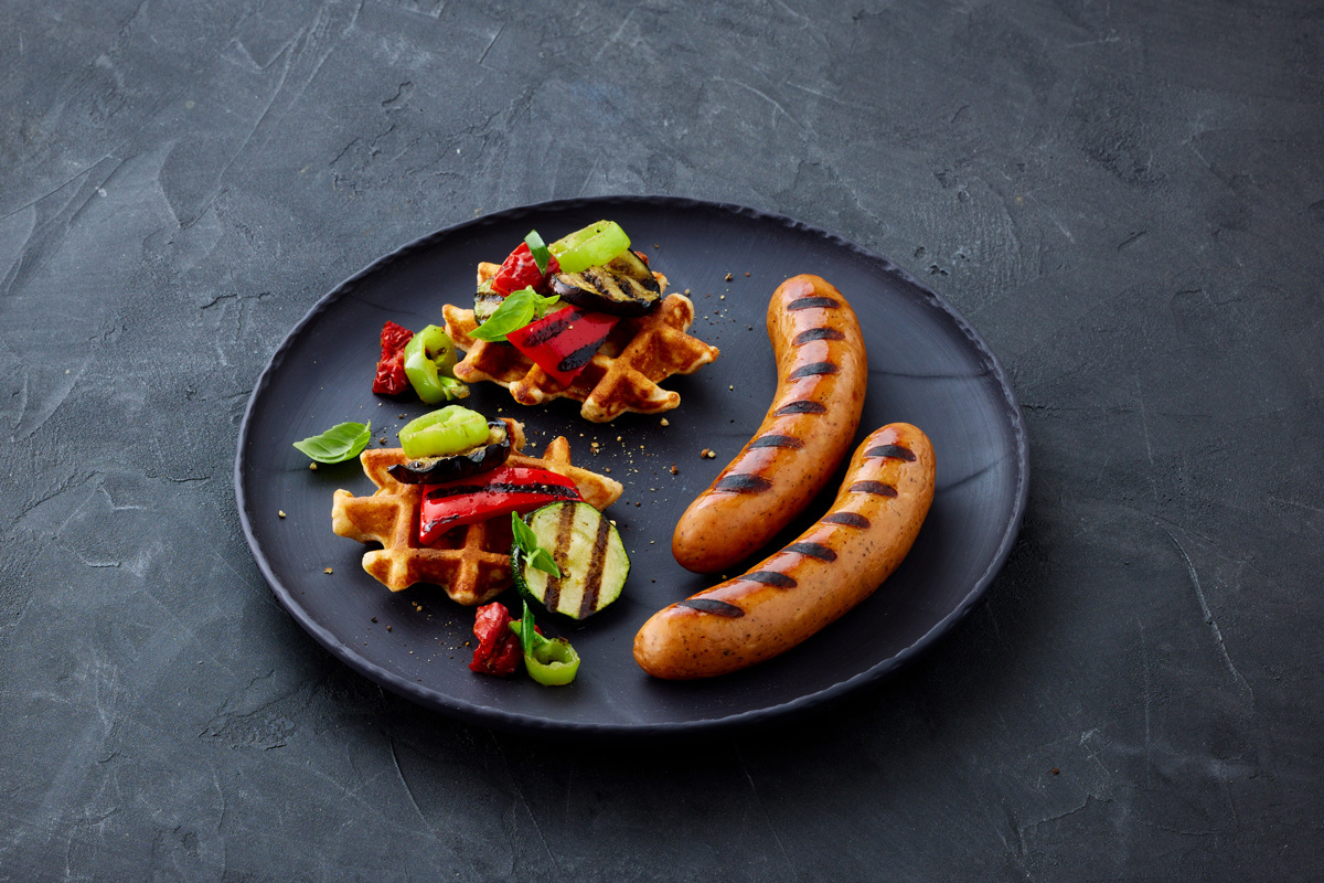 Sprøde vafler med grillet grønt og pølser - Danish Crown