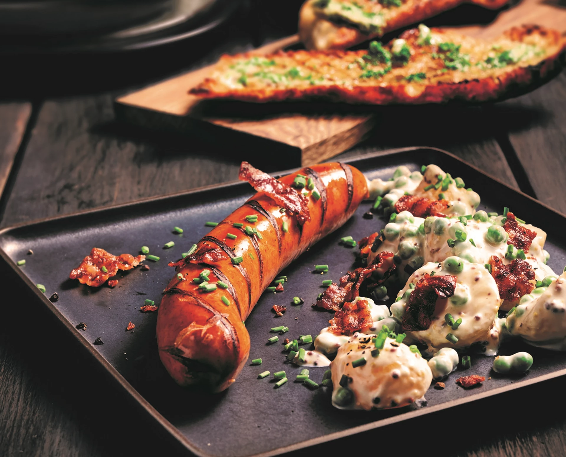 Grillet Cheddar & Chili pølser med kartoffelsalat og hvidløgsbrød - Danish Crown