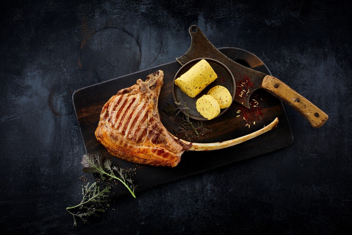 Tomahawk steak opskrift på grill - Saftig tomahawk af gris - Danish Crown
