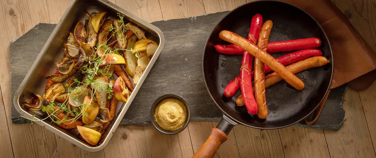 Wienerkorv med rostade rotsaker, äpple, senap och persilja | Recept ...