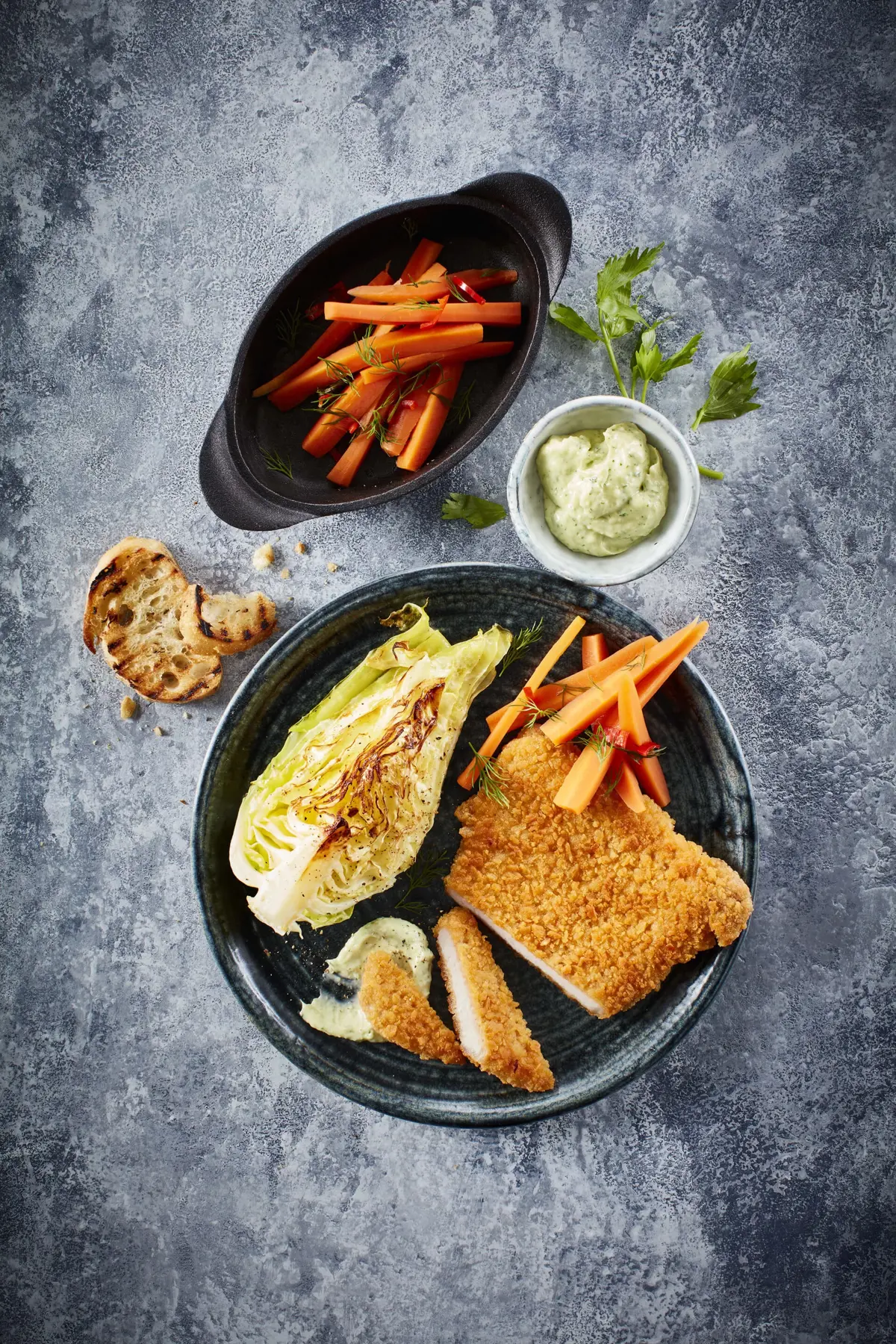 Schnitzel med stegt spidskål og syltede gulerødder - Danish Crown ...