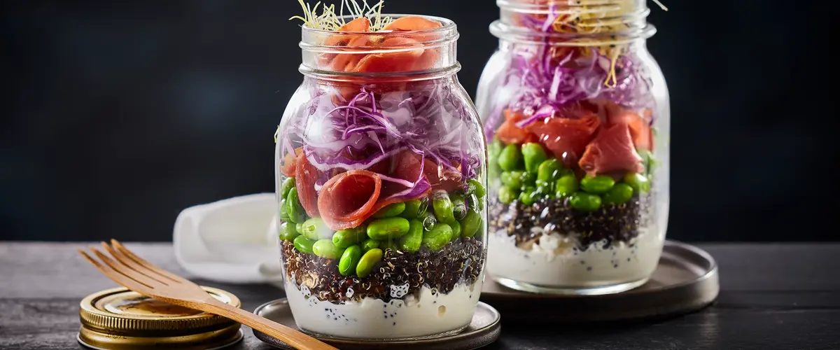 Farverig salat med quinoa og edamamebønner - Danish Crown