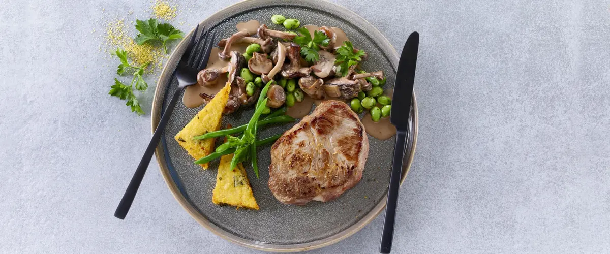 Nakkekoteletter med polenta og svamperagout - Danish Crown