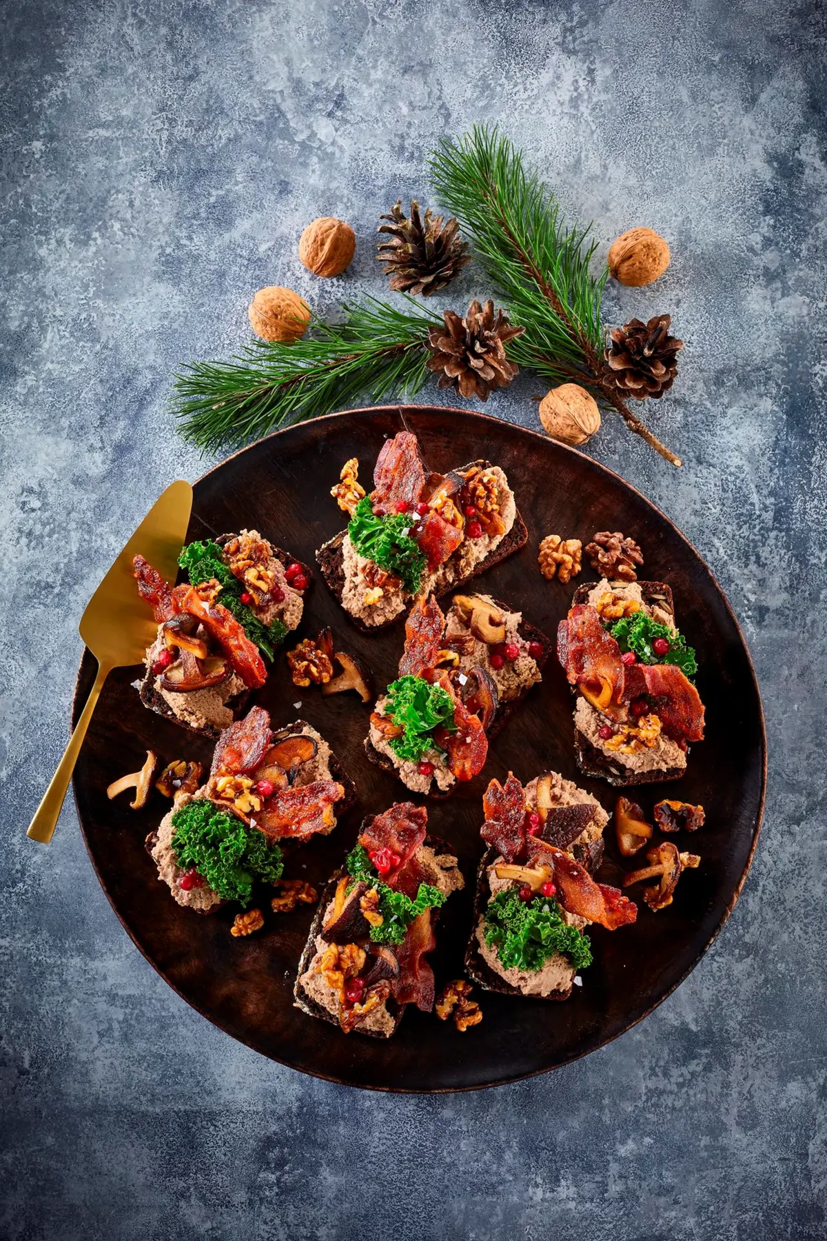 Rugbrød med leverpostej, bacon, svampe og tyttebær - Danish Crown ...