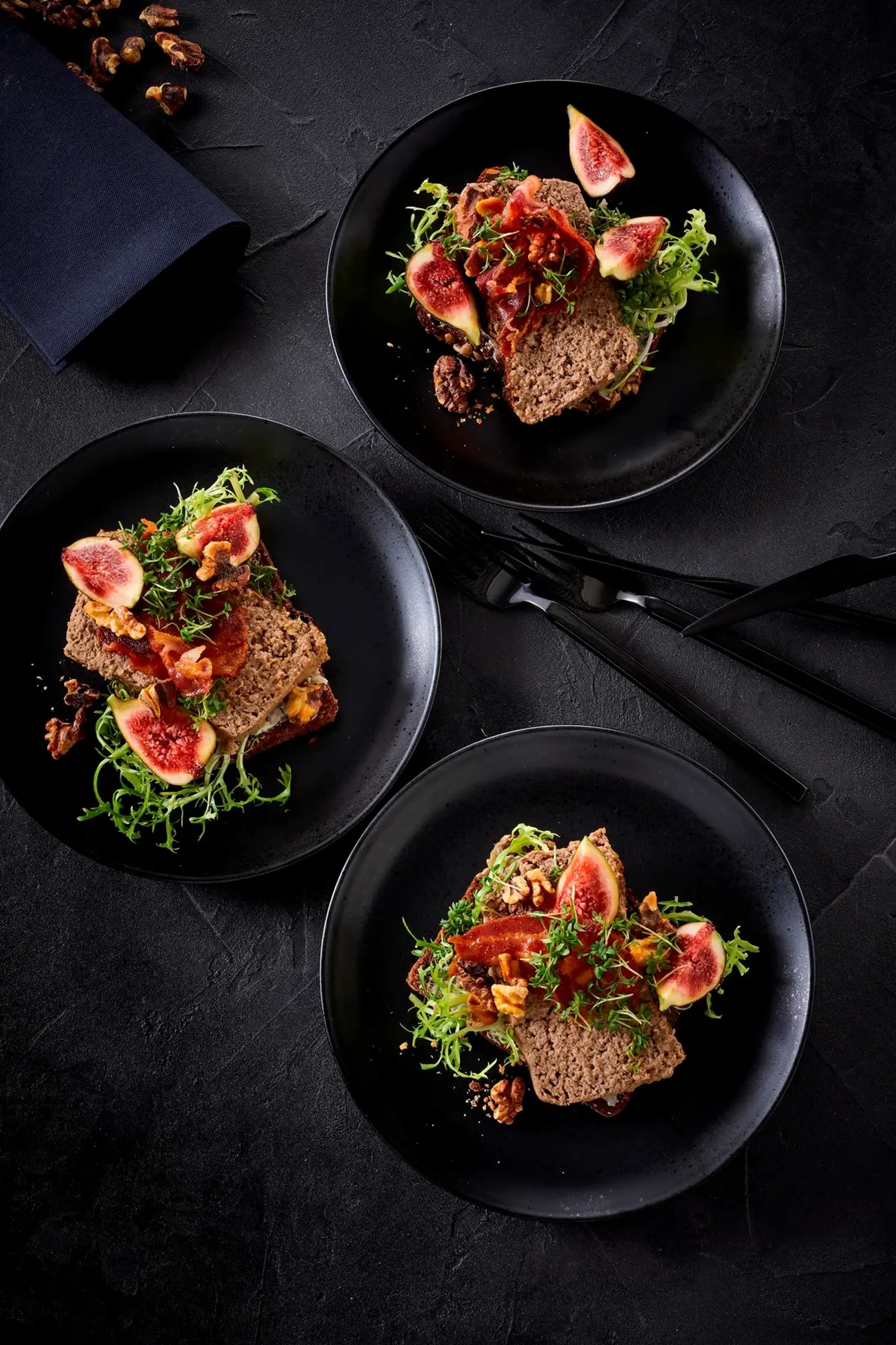 Smørrebrød med leverpostej, bacon, figner og karse - Danish Crown ...