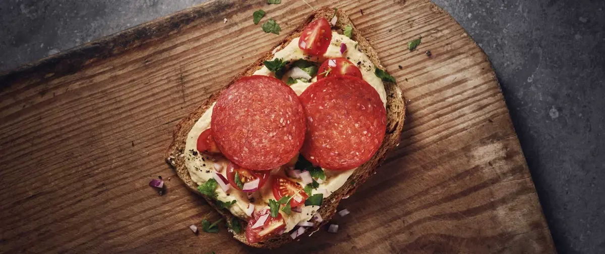 Smörgås med hummus och pepperoni - Danish Crown