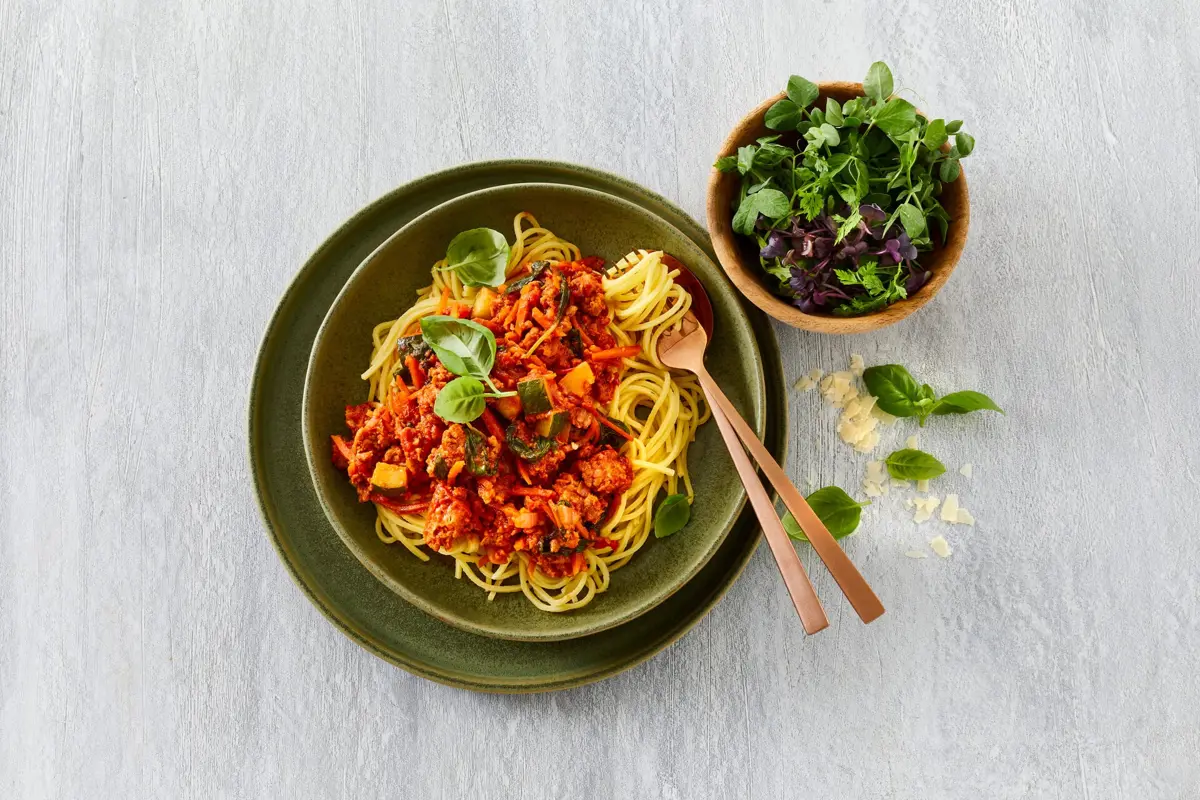 Spaghetti med krydret veggie bolognese og salat - Danish Crown